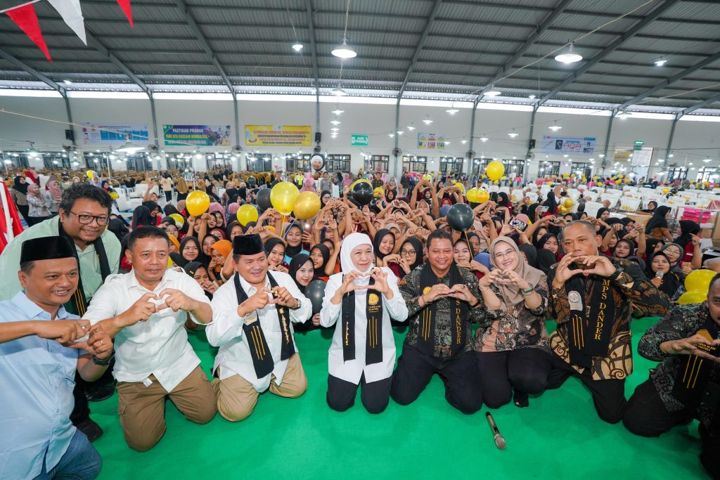 Disambut Antusias 5.500 Emak-Emak Pekerja PT Kareb Bojonegoro, Khofifah Dinobatkan Sebagai ...